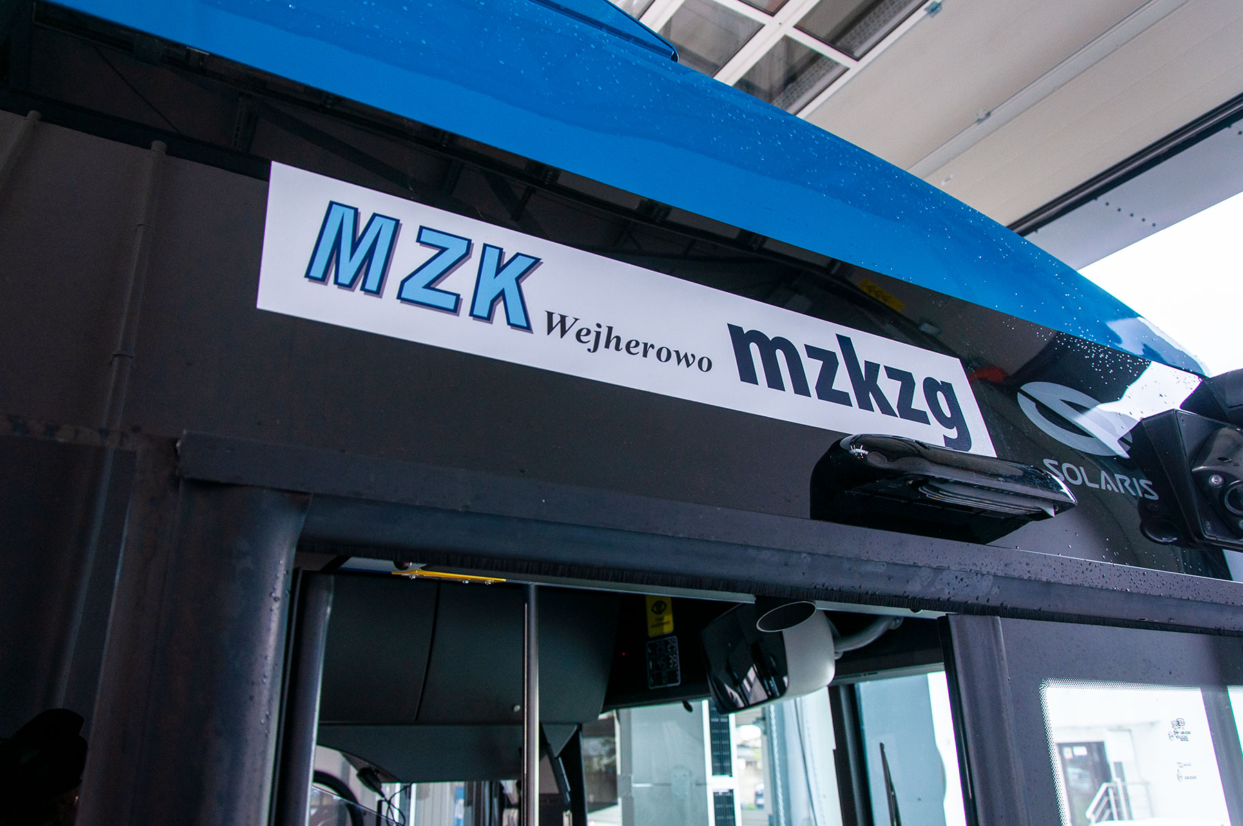 MZK Wejherowo - logotypy nad przednimi drzwiami Solaris Urbino 12 Electric